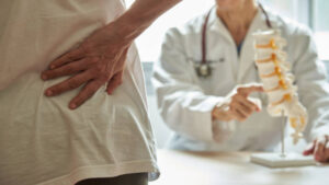 The most common signs that your spine is misaligned - Veeva ...